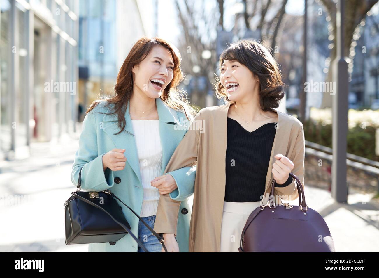 Young Japanese women downtown Tokyo Stock Photo - Alamy