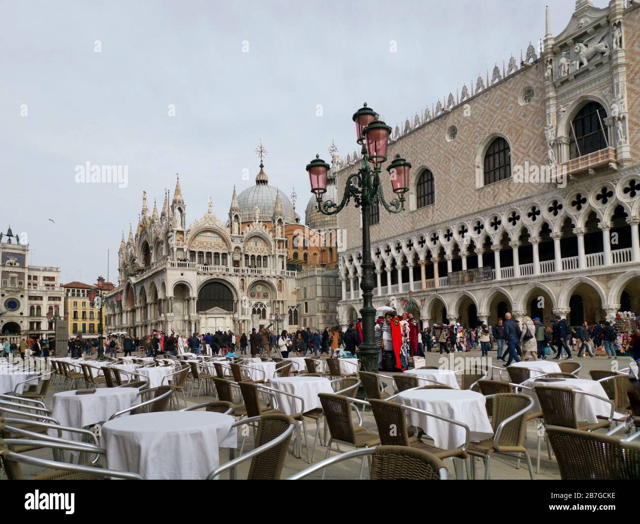Empty tables hi-res stock photography and images - Alamy
