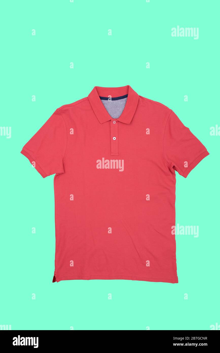 Photo red of an empty polo shirt isolated on a green background ...