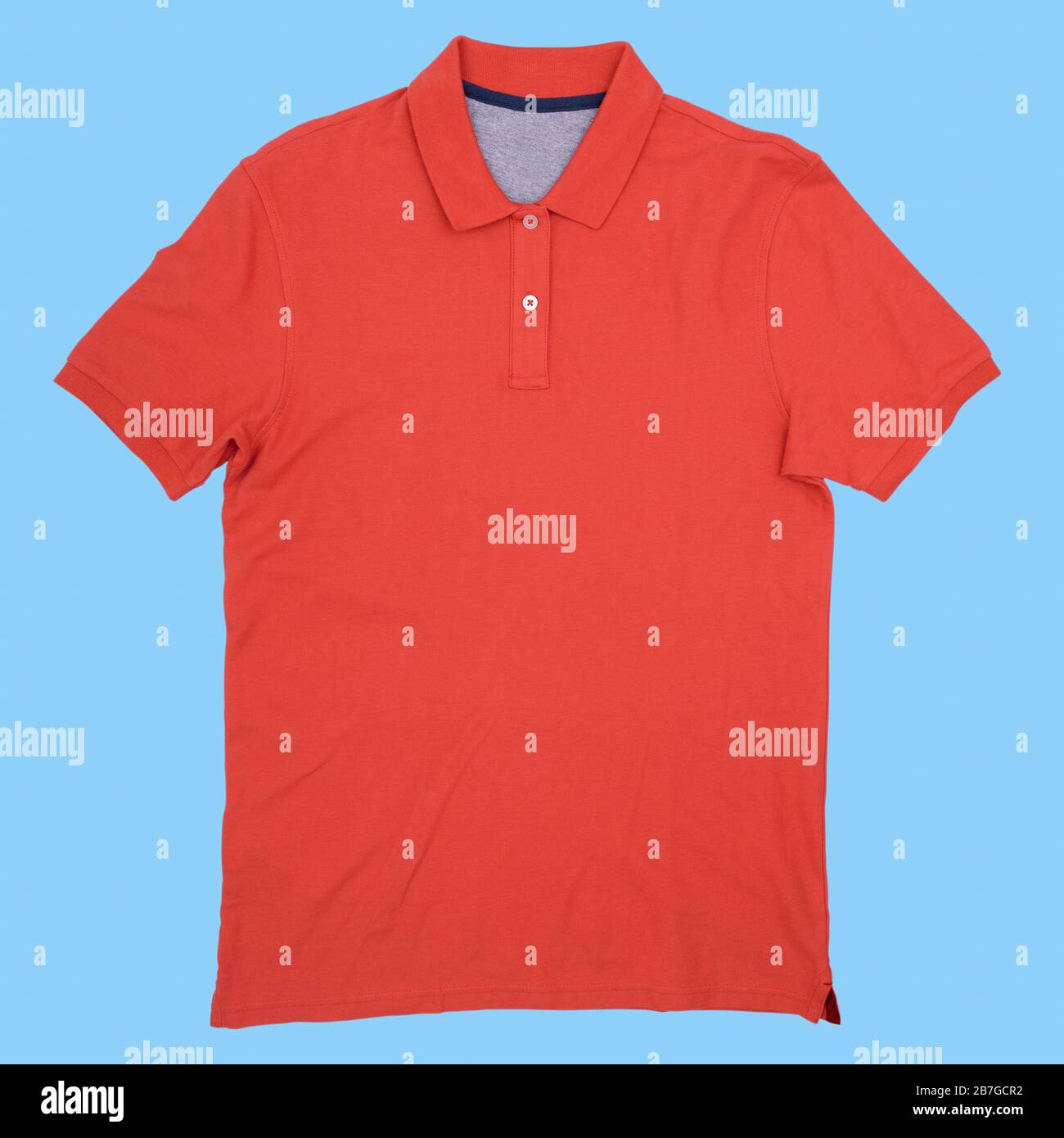 Photo red of an empty polo shirt isolated on a blue background ...
