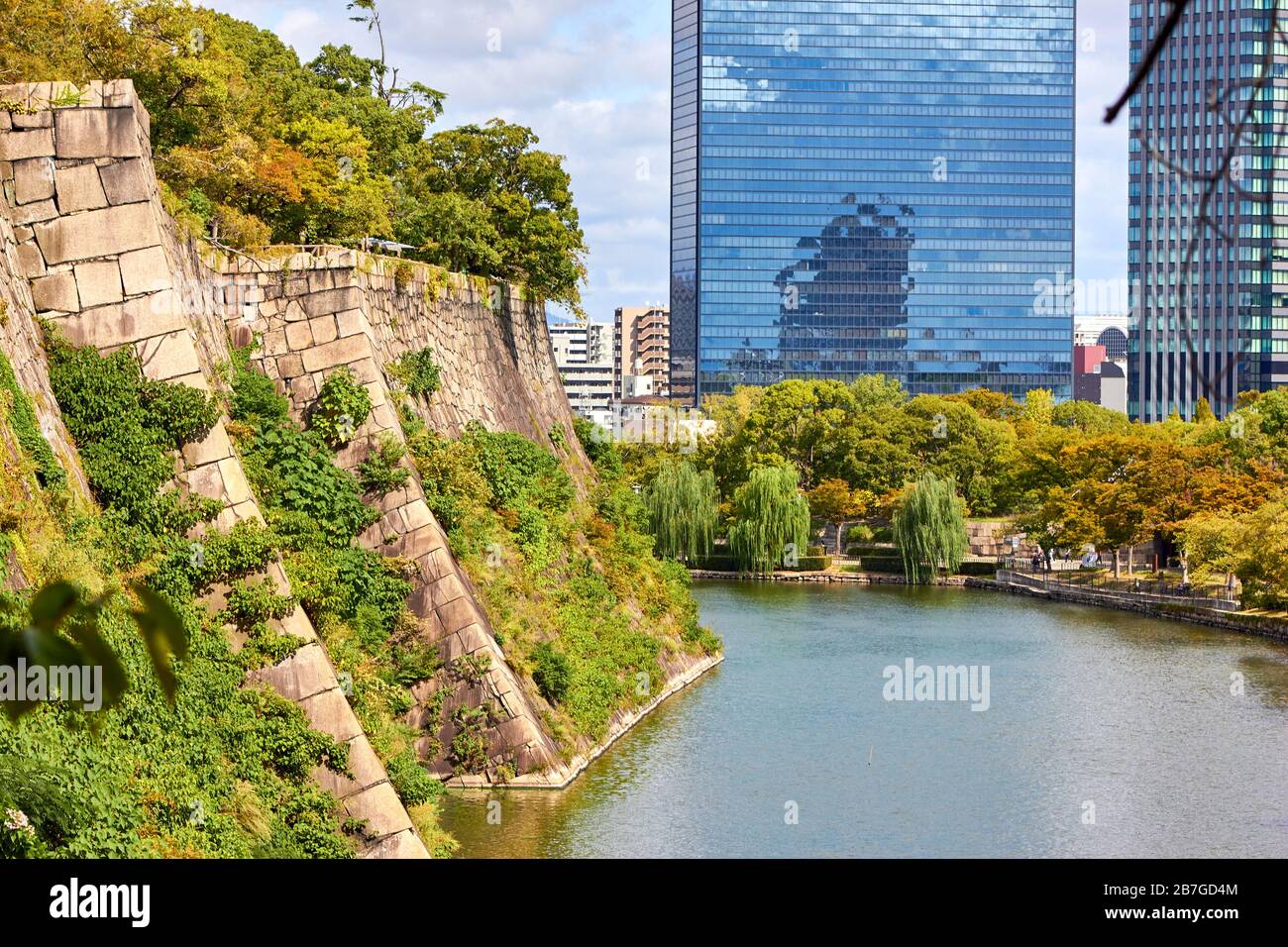 Castle defense wall by water canal Stock Photo - Alamy