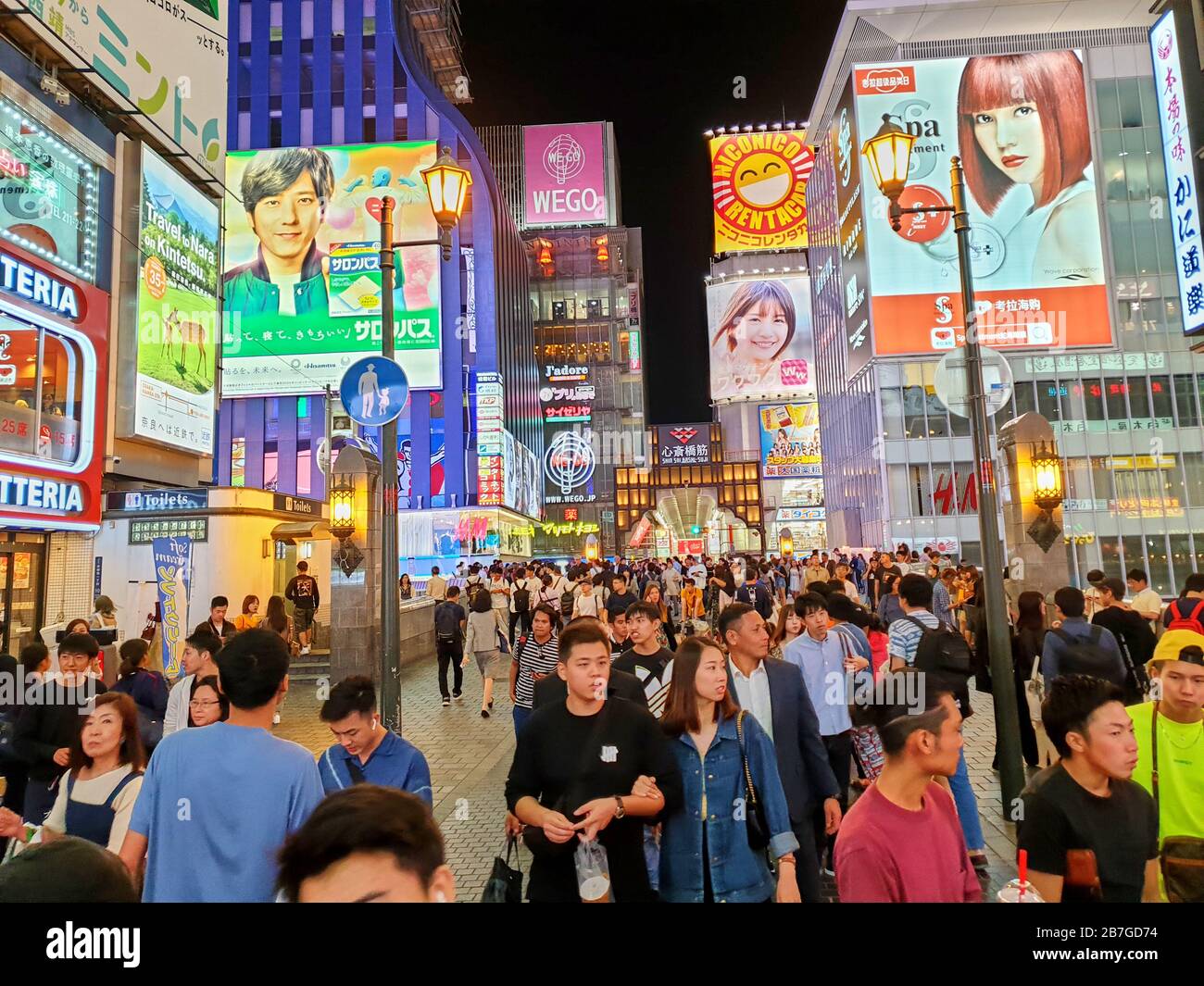 Street full of people hi-res stock photography and images - Alamy