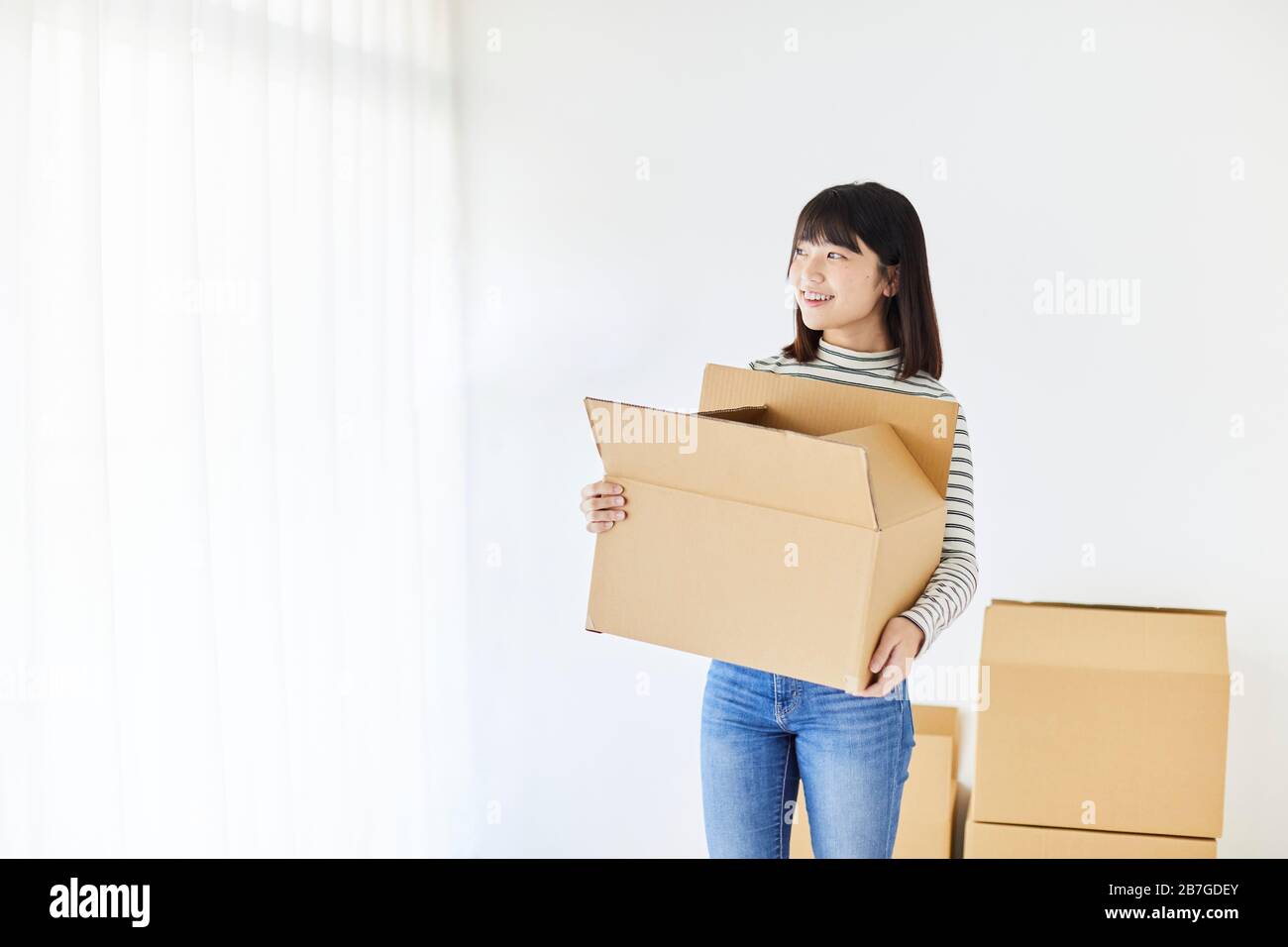 Young Japanese woman relocating Stock Photo - Alamy