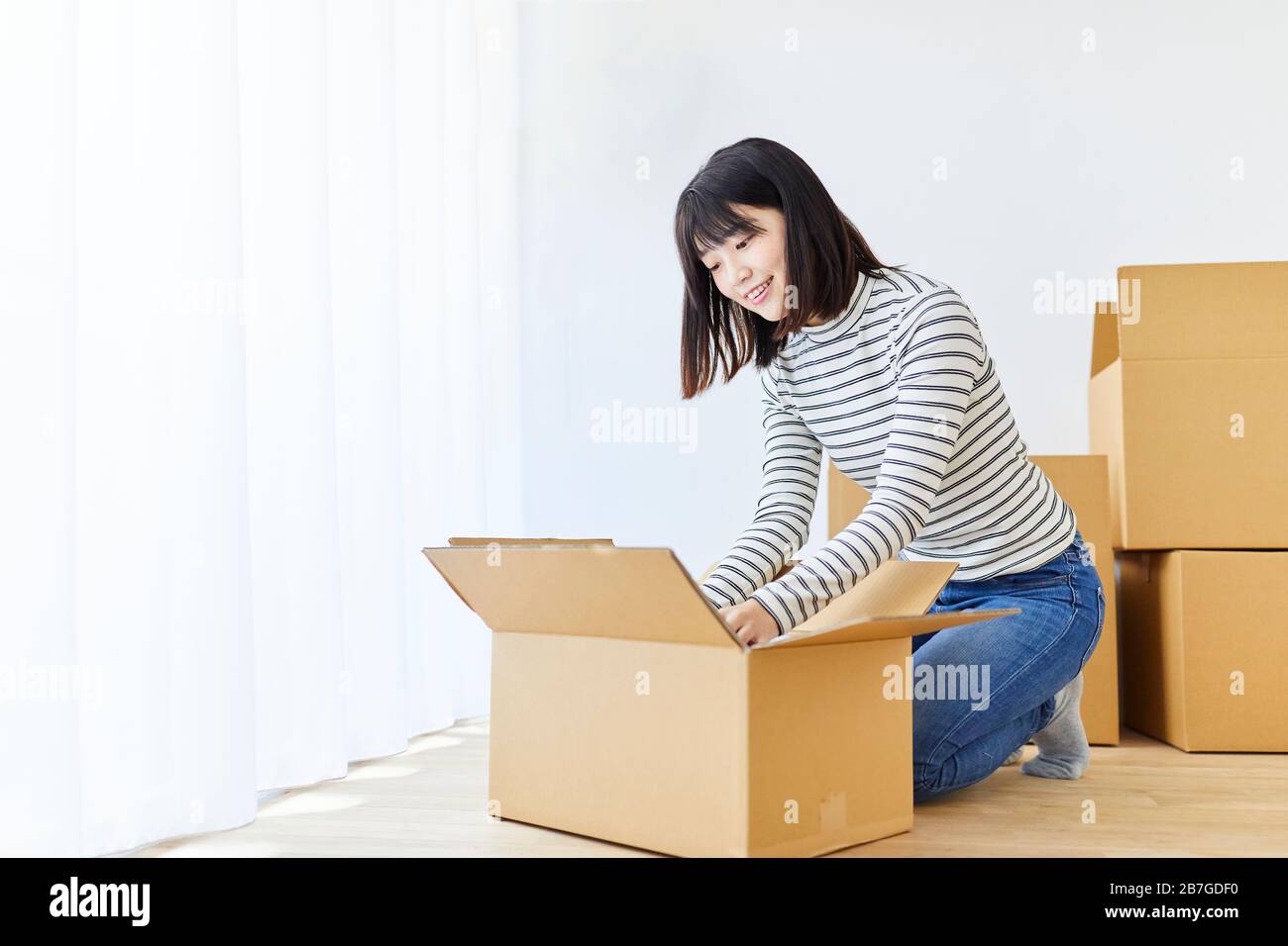 Young Japanese woman relocating Stock Photo - Alamy