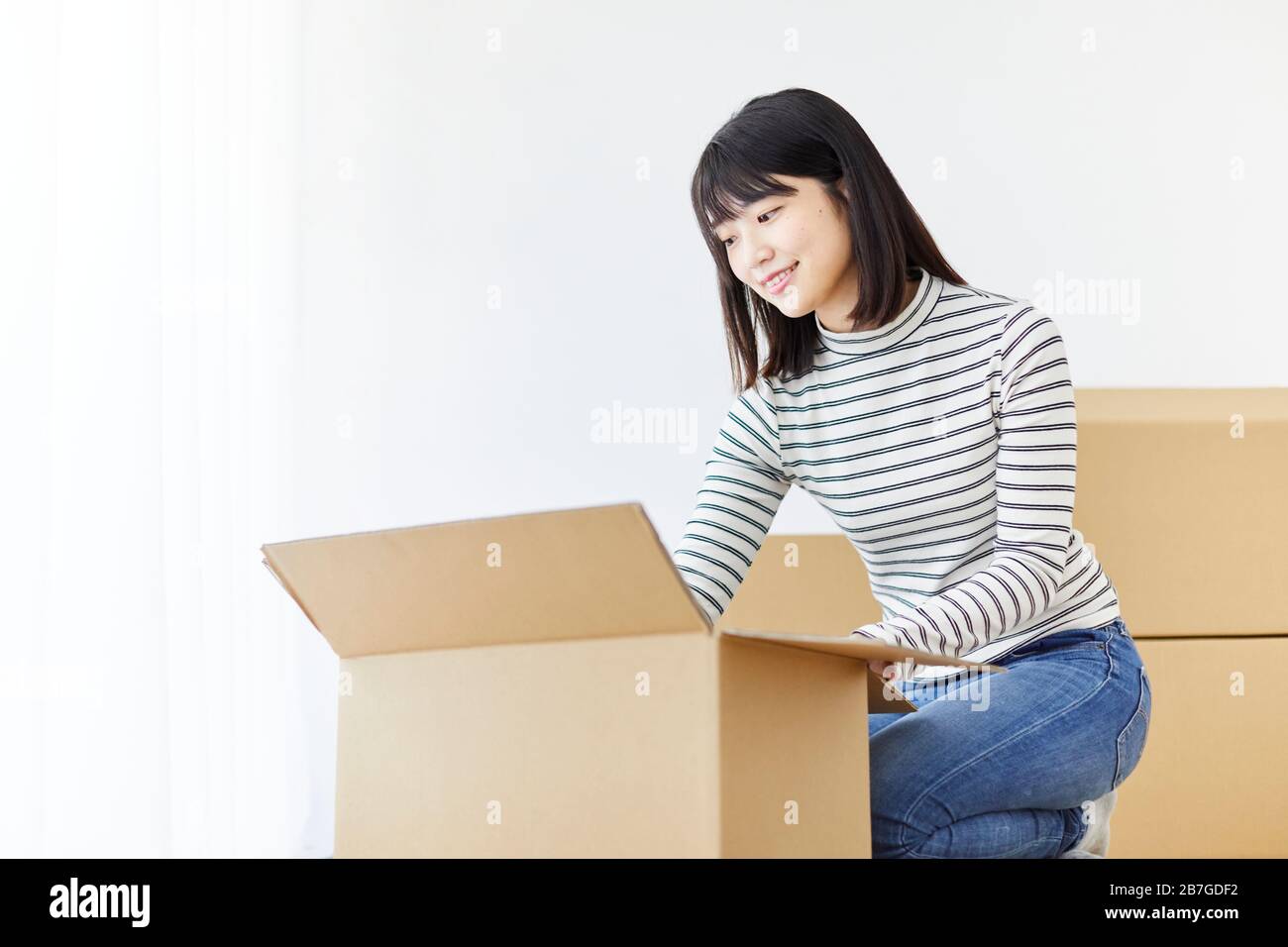 Young Japanese woman relocating Stock Photo - Alamy