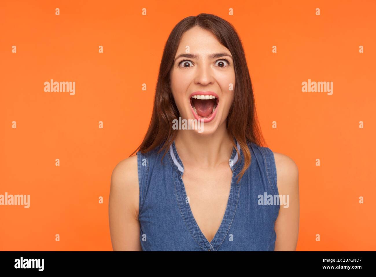 Looking startled hi-res stock photography and images - Alamy