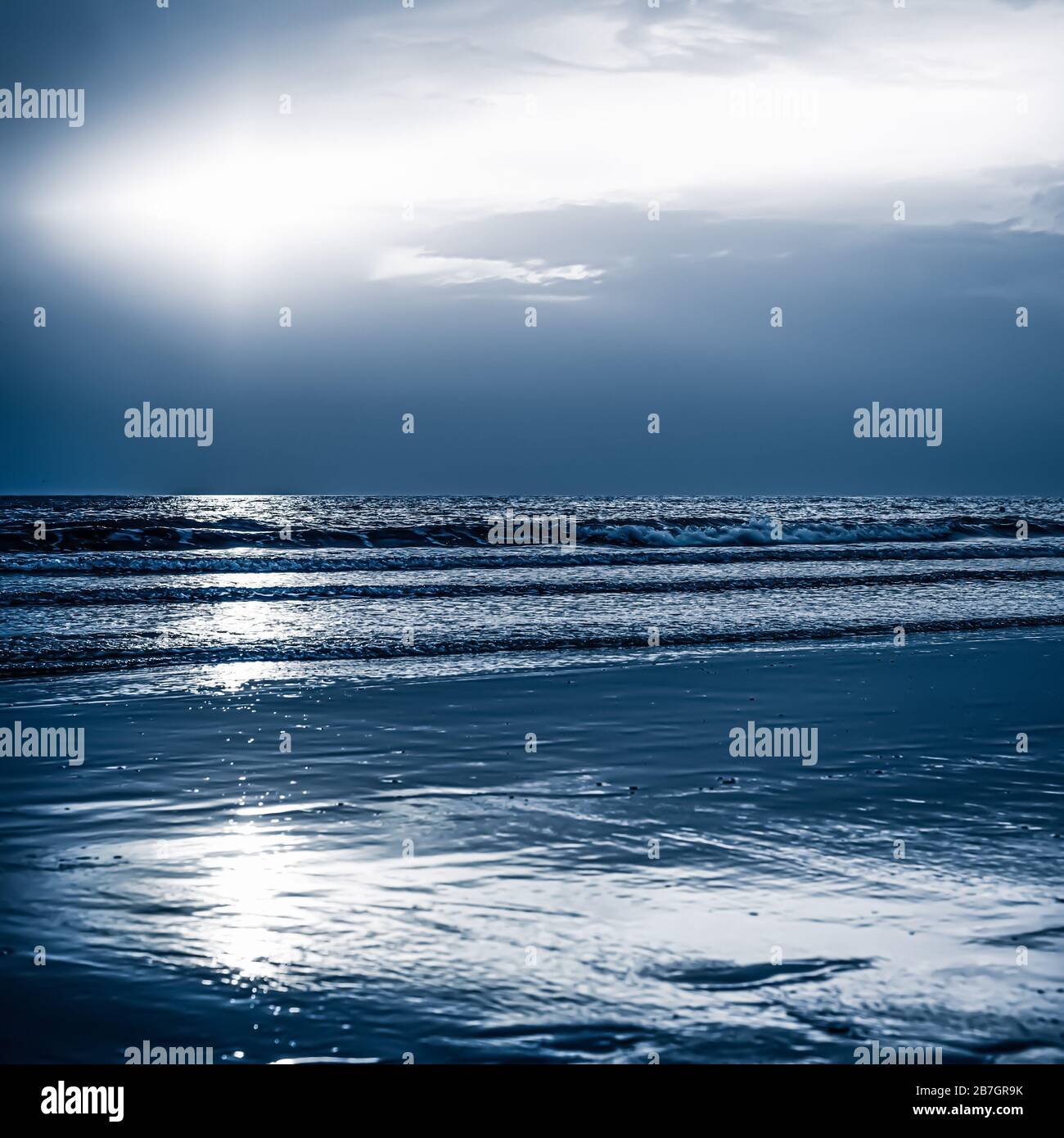 Beautiful sea or ocean horizon, coast view from tropical sand beach ...