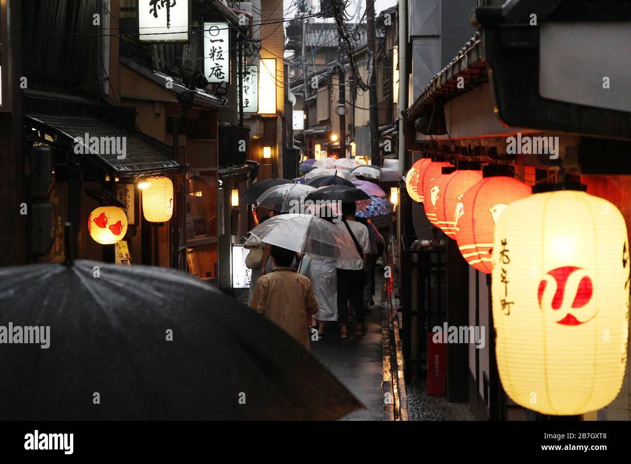 Traditional japanese street wooden hi-res stock photography and images ...