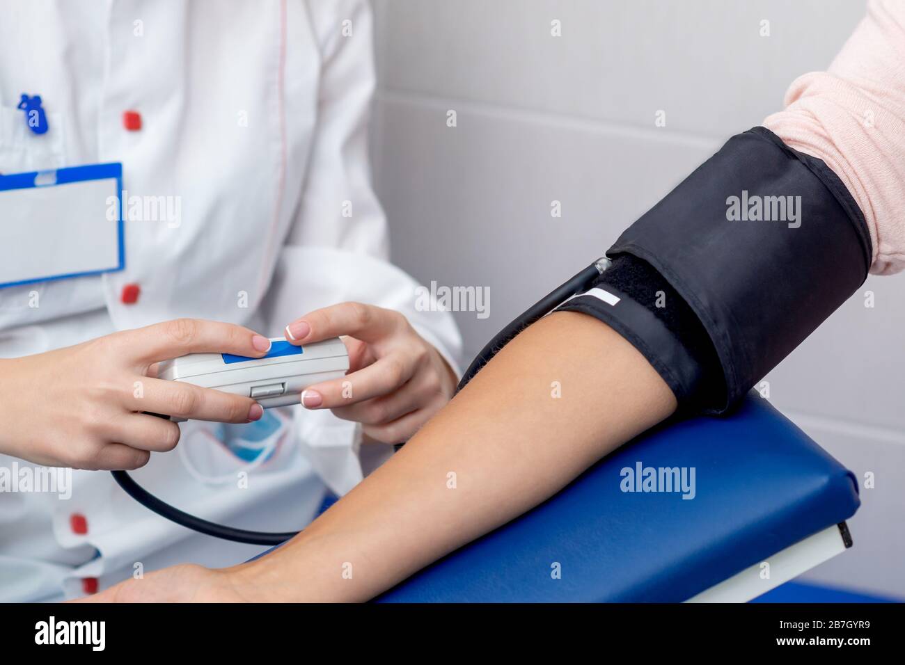 Doctor checks senior patient stethoscope hi-res stock photography and ...