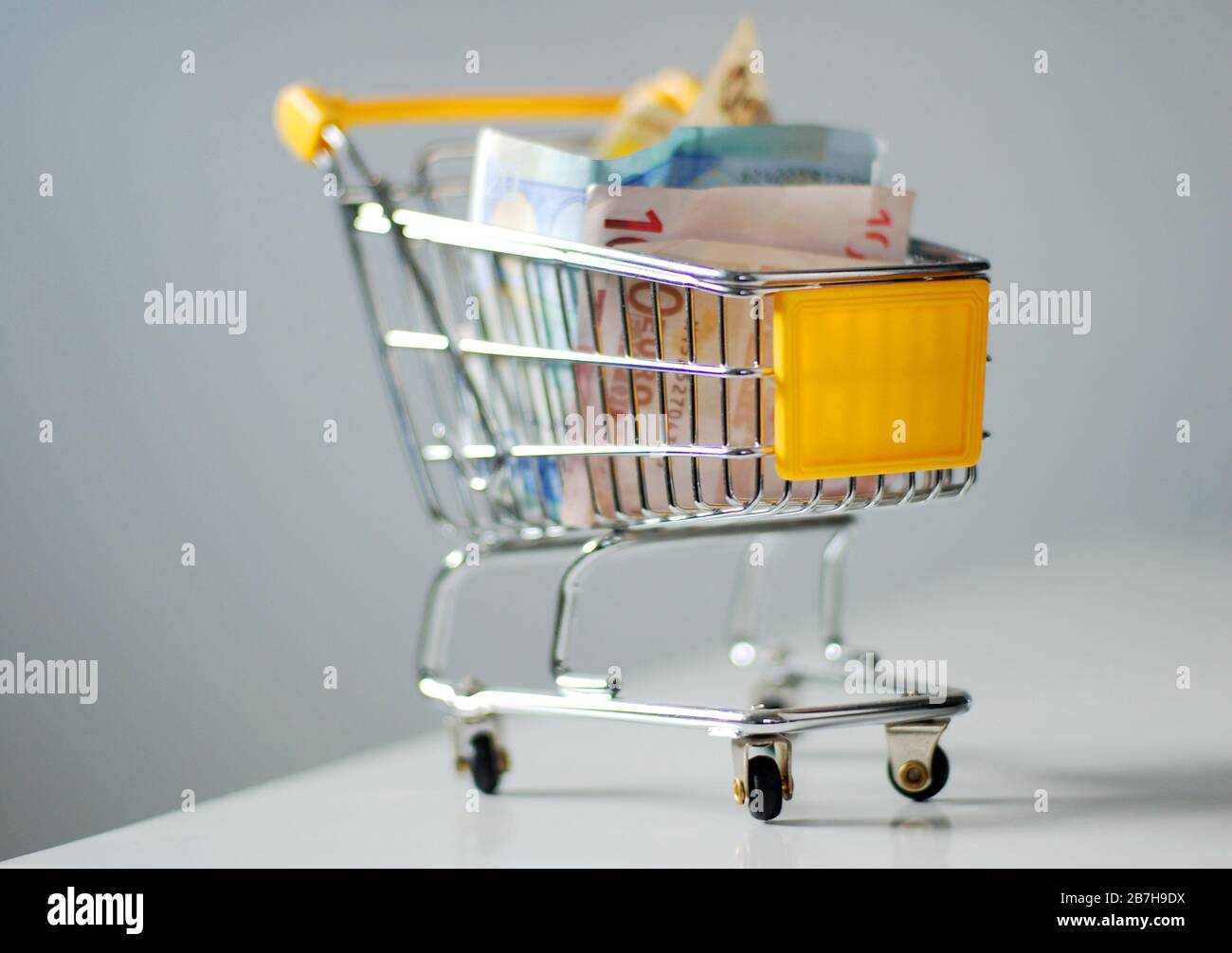 Korb symbol hi-res stock photography and images - Alamy