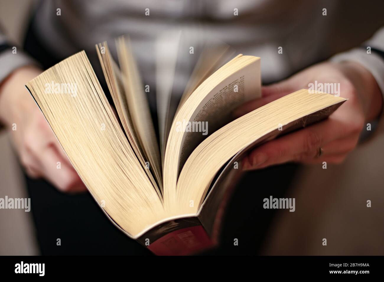 Woman reading book Stock Photo - Alamy