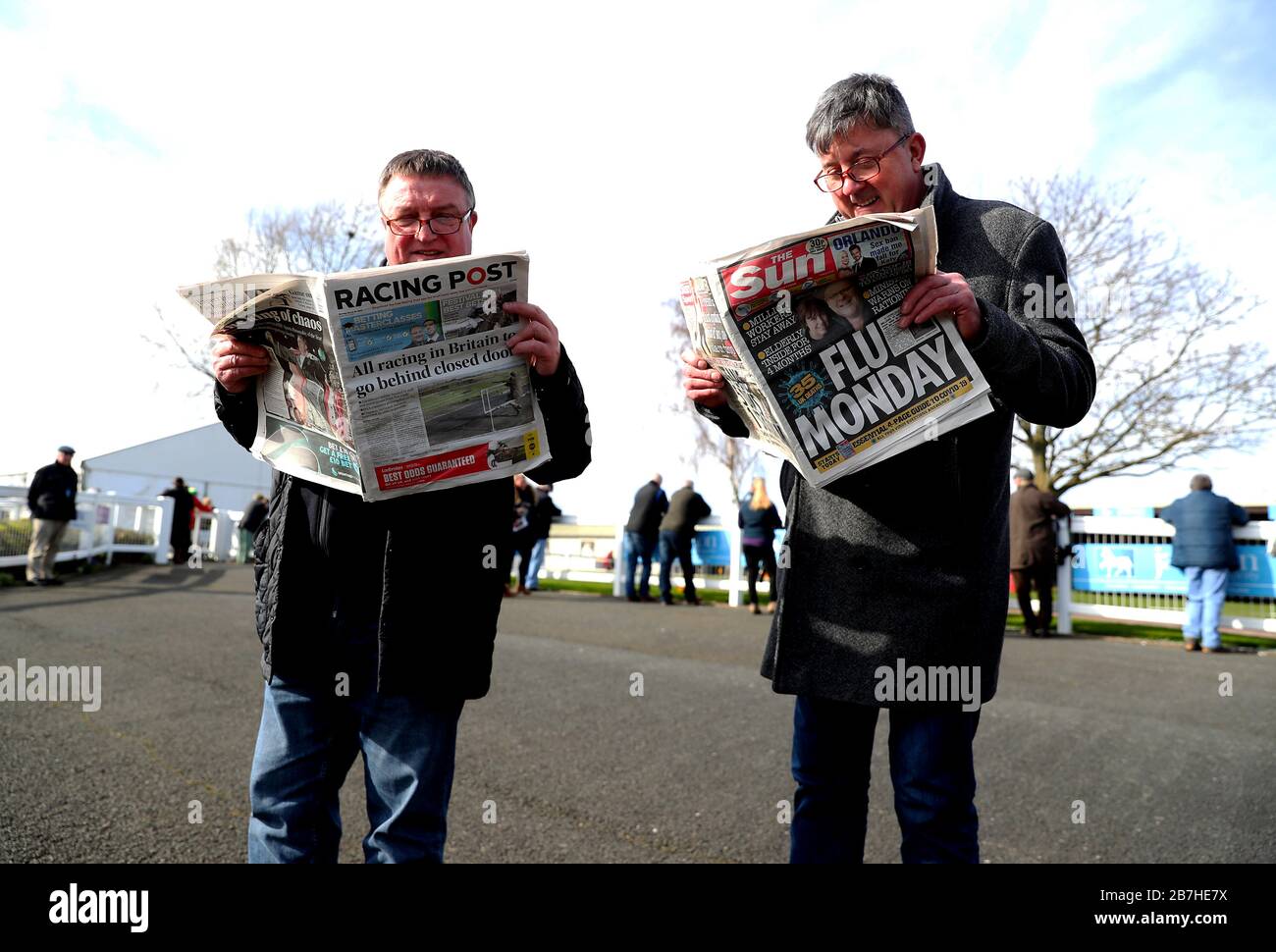Reading racing post newspaper hi-res stock photography and images - Alamy