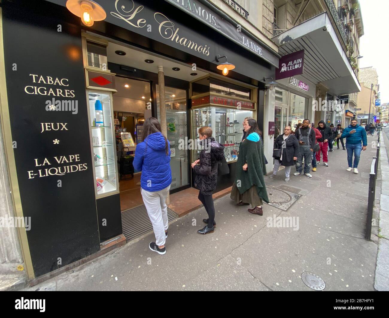 Queue after queue hi-res stock photography and images - Alamy