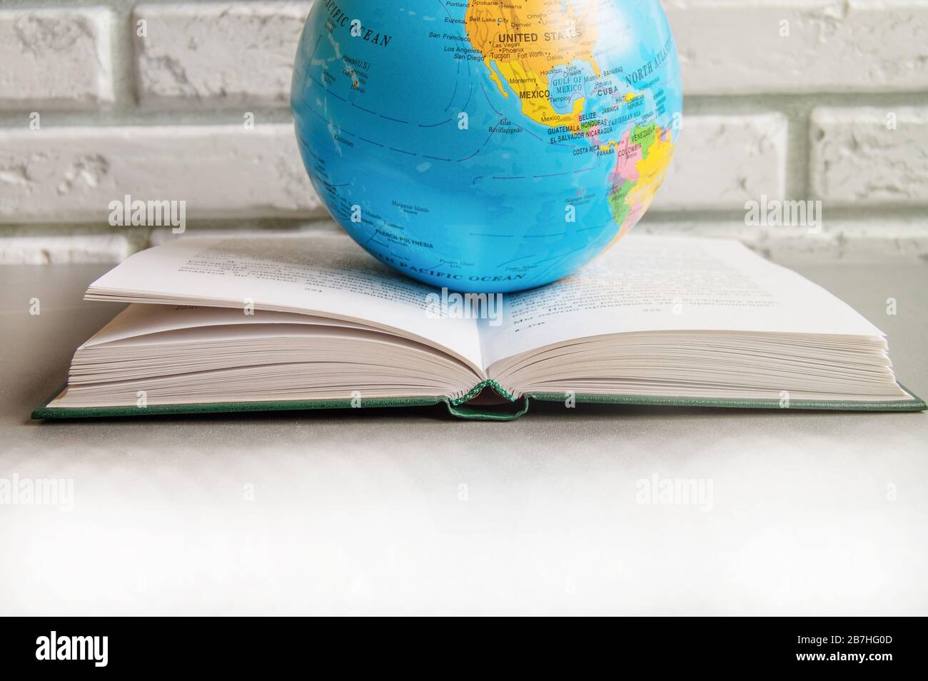 Books open world map hi-res stock photography and images - Alamy