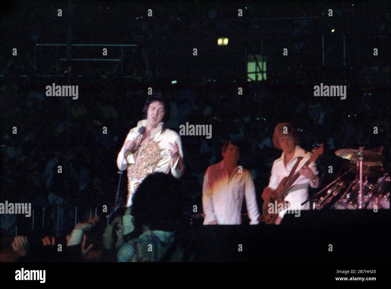 Elvis presley 1977 concert hi-res stock photography and images - Alamy