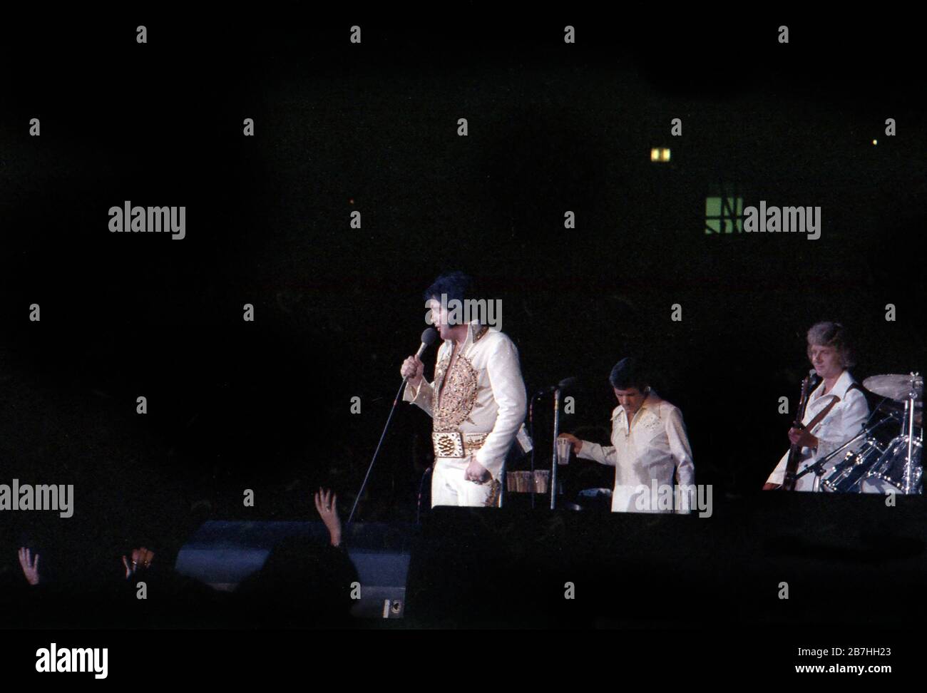 Elvis presley 1977 concert hi-res stock photography and images - Alamy