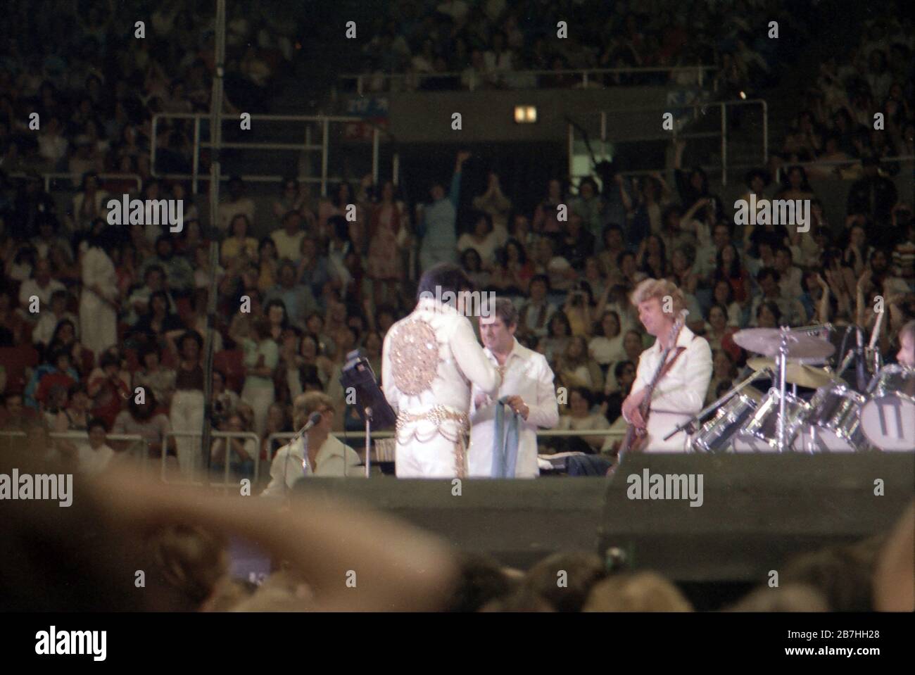 Elvis presley 1977 concert hi-res stock photography and images - Alamy
