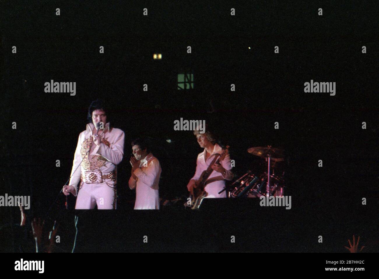 Elvis presley 1977 concert hi-res stock photography and images - Alamy
