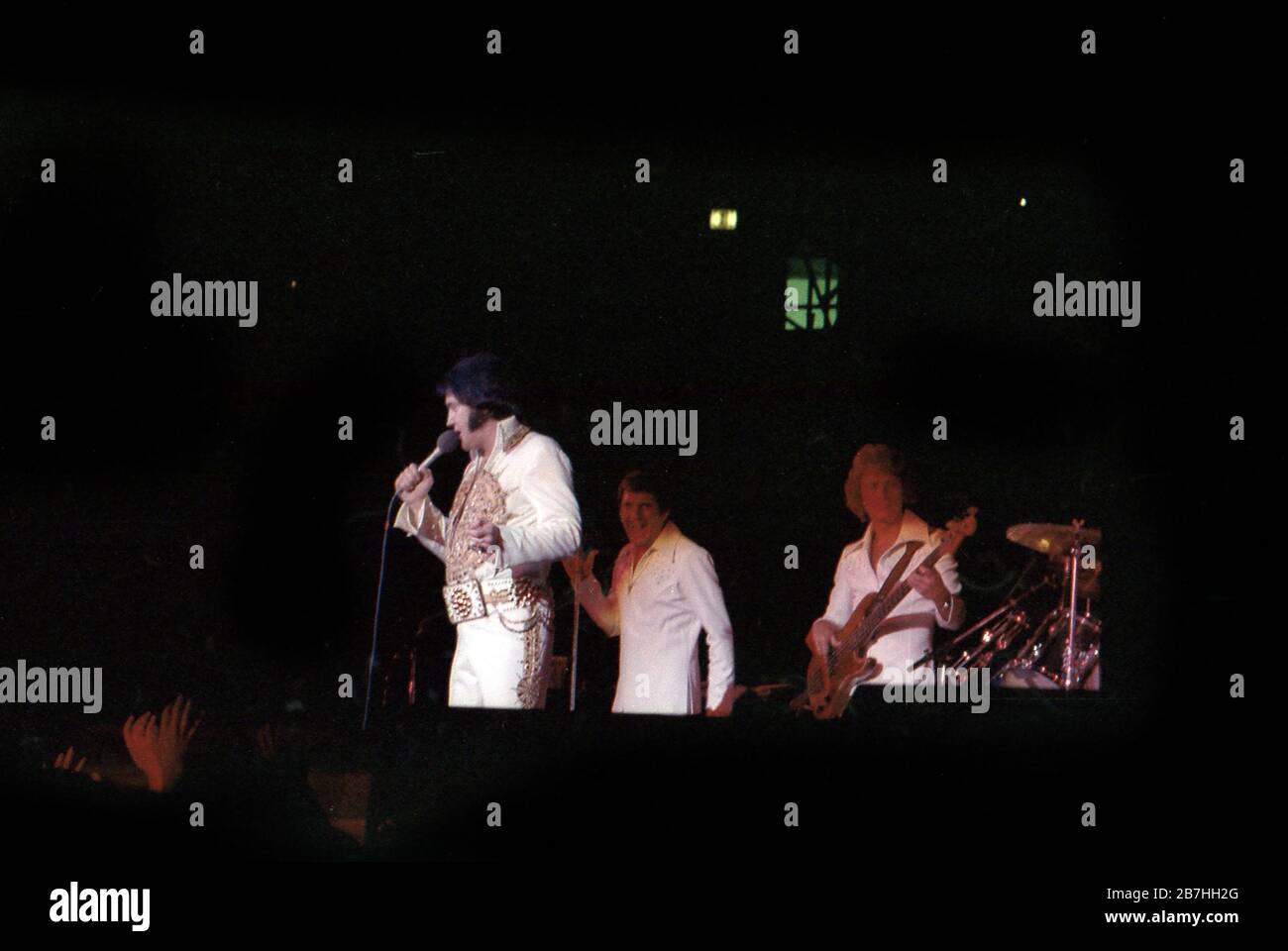 Elvis presley 1977 concert hi-res stock photography and images - Alamy
