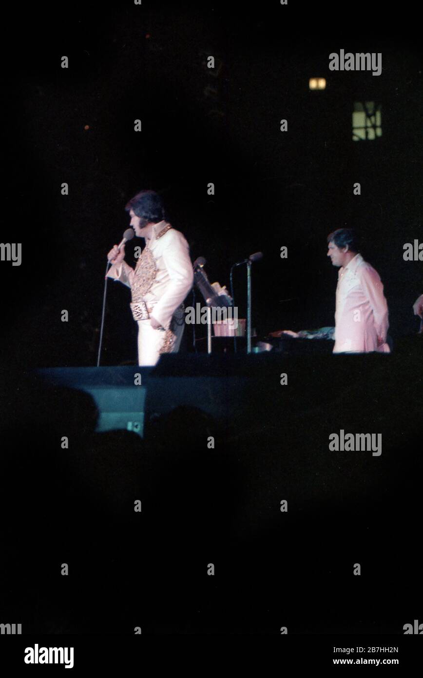 Elvis presley 1977 concert hi-res stock photography and images - Alamy