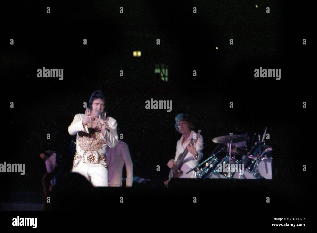 Elvis presley 1977 concert hi-res stock photography and images - Alamy