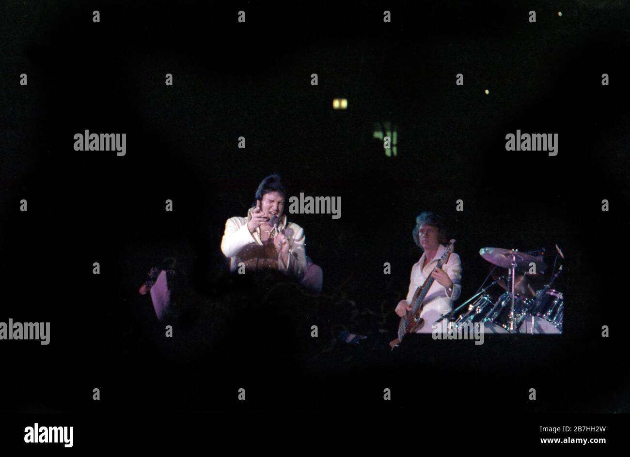 Elvis presley 1977 concert hi-res stock photography and images - Alamy