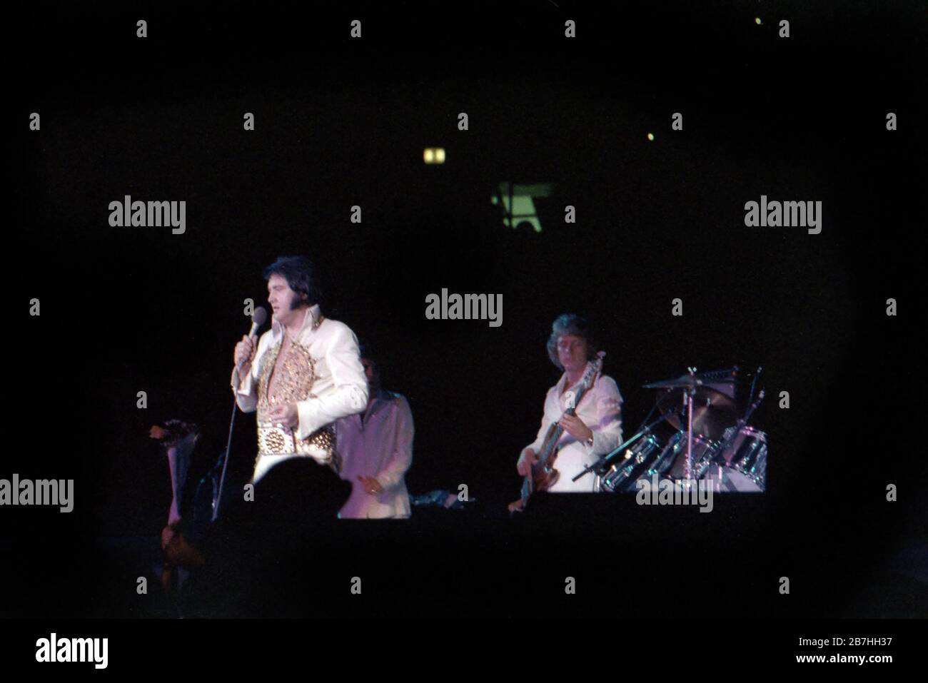 Elvis presley 1977 concert hi-res stock photography and images - Alamy