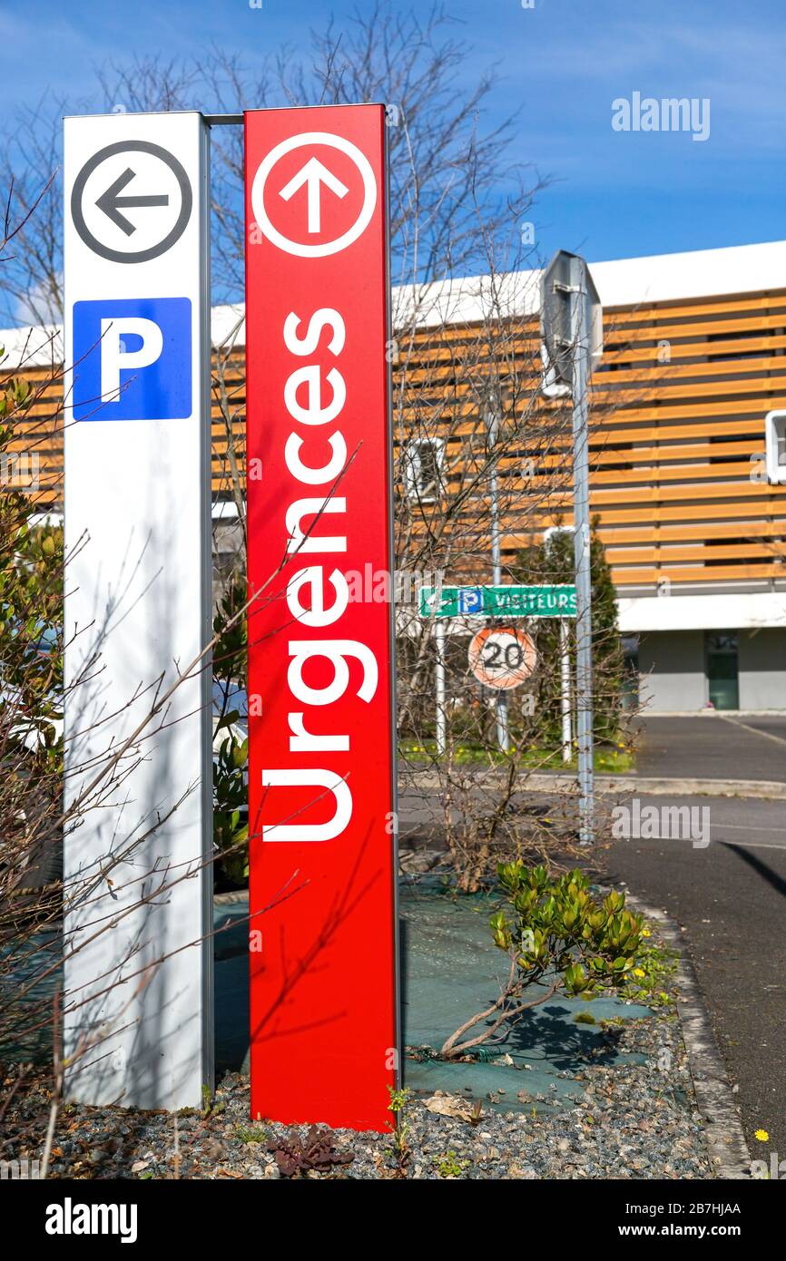 Hospital Emergency Room Entrance Sign Stock Photo - Alamy