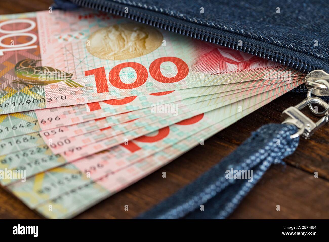 New Zealand 100 dollar banknote Stock Photo - Alamy