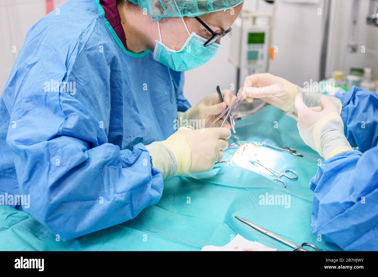 Female surgeon in operation room, operating a patient Stock Photo - Alamy