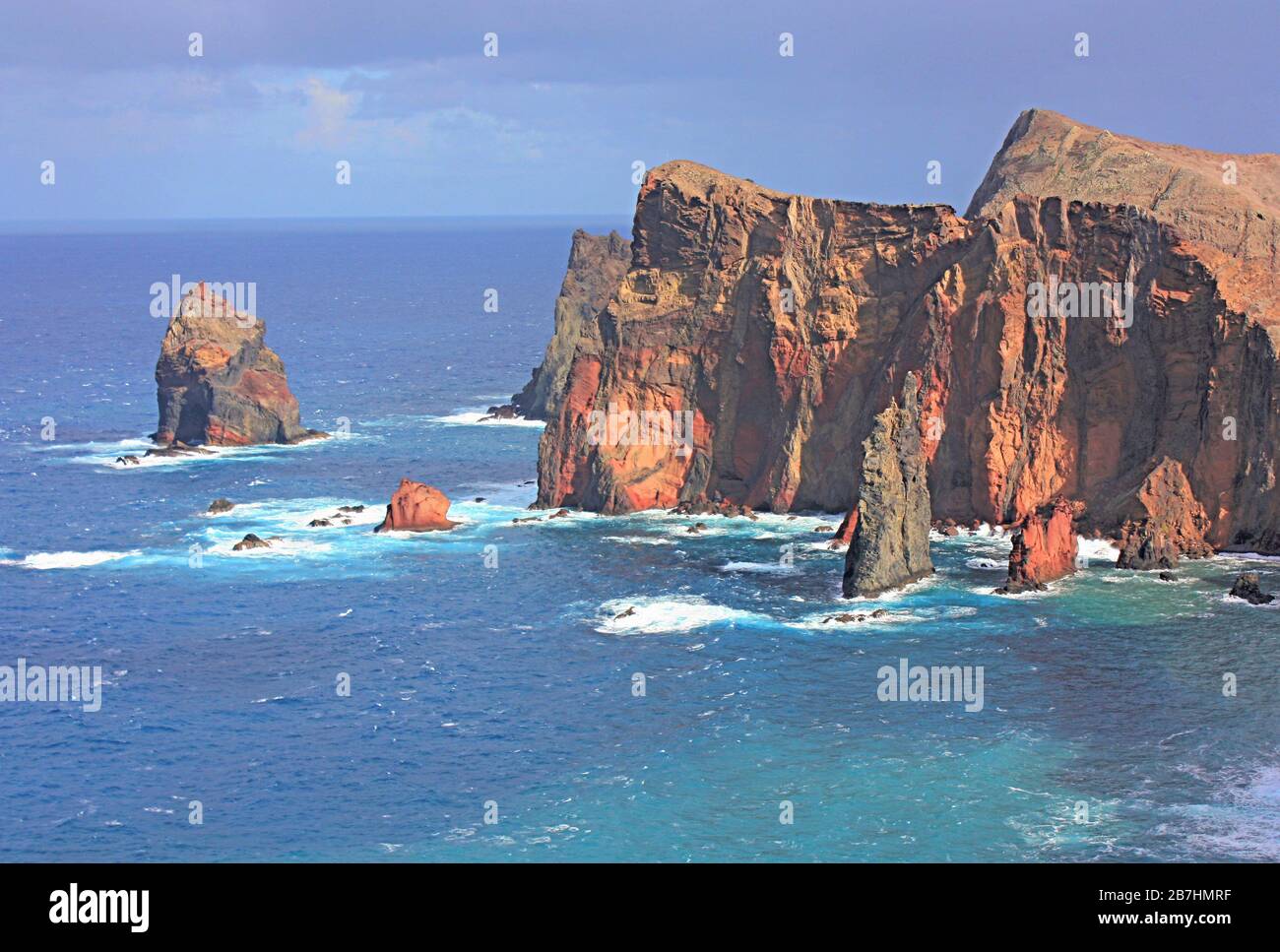 Jagged rocks hi-res stock photography and images - Alamy
