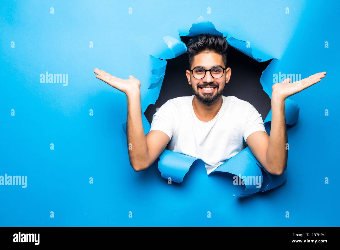 Peeping through hands hi-res stock photography and images - Alamy