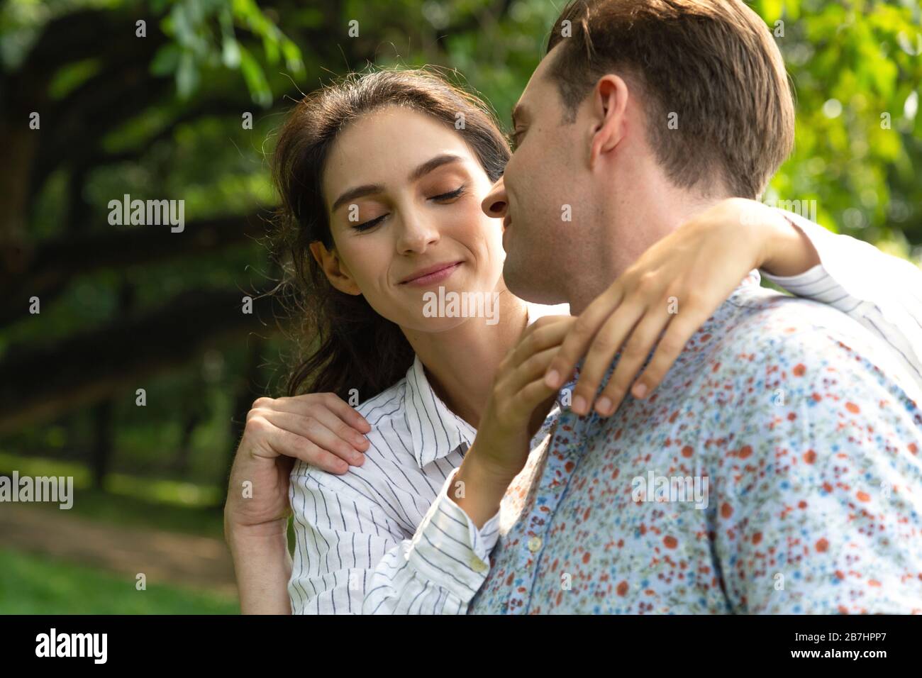 Close up couple kissing in hi-res stock photography and images - Alamy