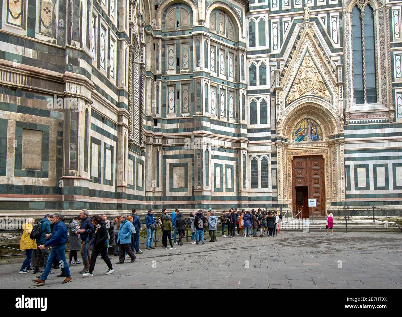 Tourists queue duomo florence cathedral florence hi-res stock ...