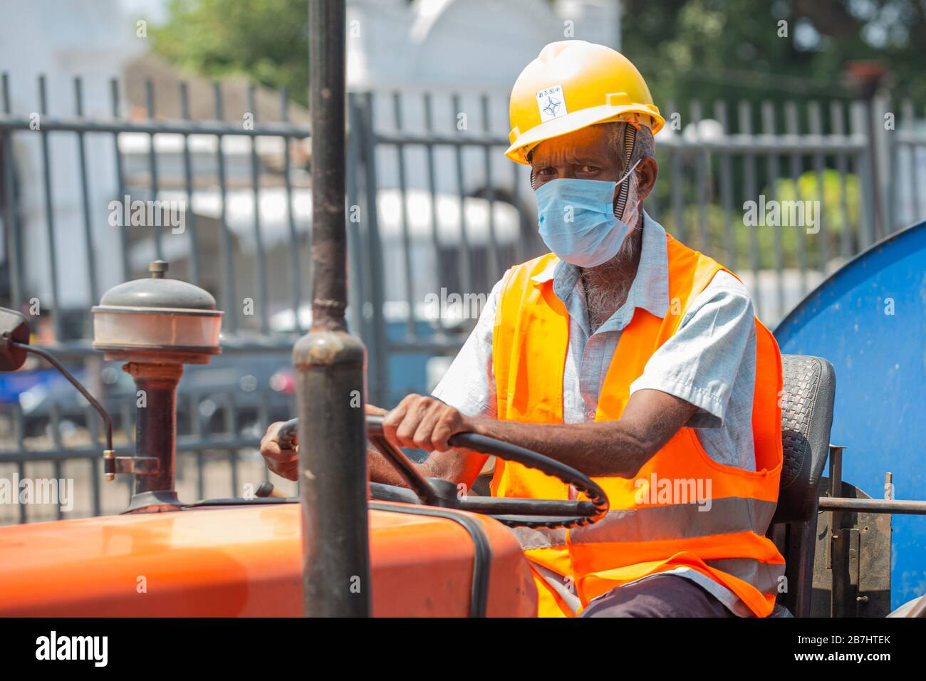 Sri Lanka. 16th Mar, 2020. Sri Lankan labour wearing protective masks ...
