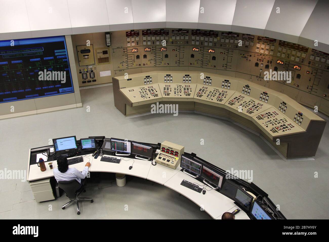 Power plant control room hi-res stock photography and images - Alamy