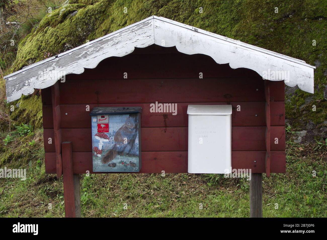 Post box in the countryside Stock Photo - Alamy