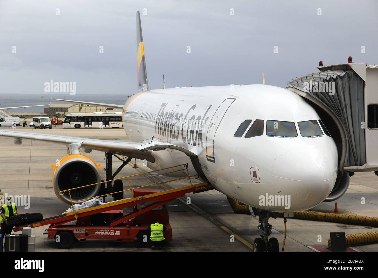 Thomas cook airbus a321 hi-res stock photography and images - Alamy