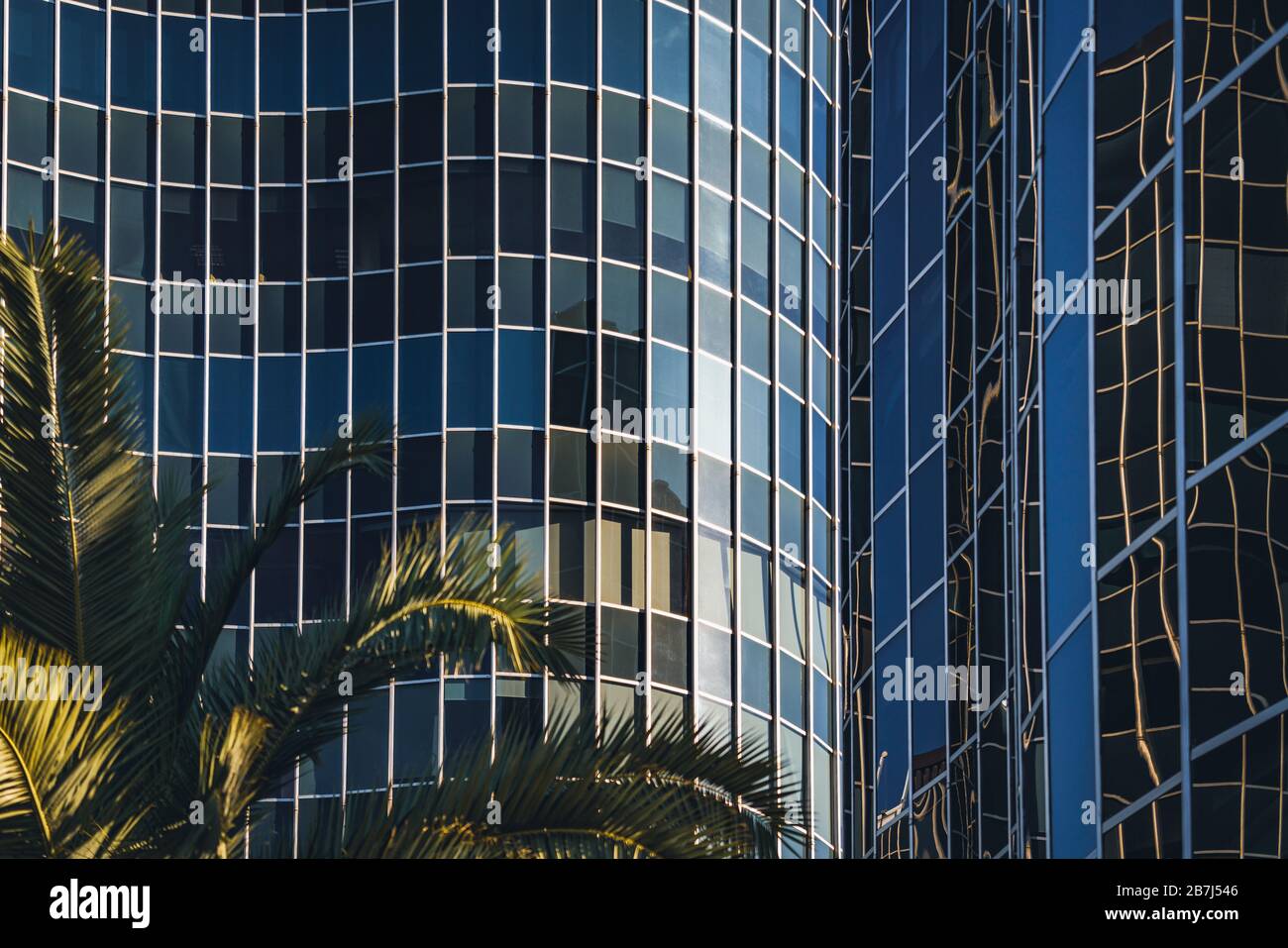 Curved building windows hi-res stock photography and images - Alamy