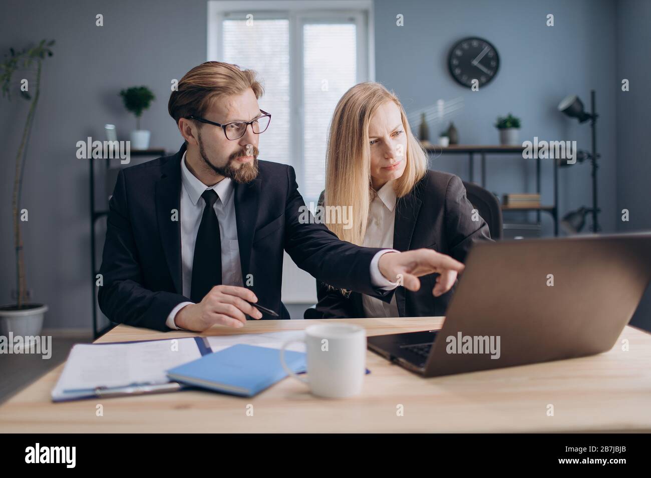 Managers computer hi-res stock photography and images - Alamy