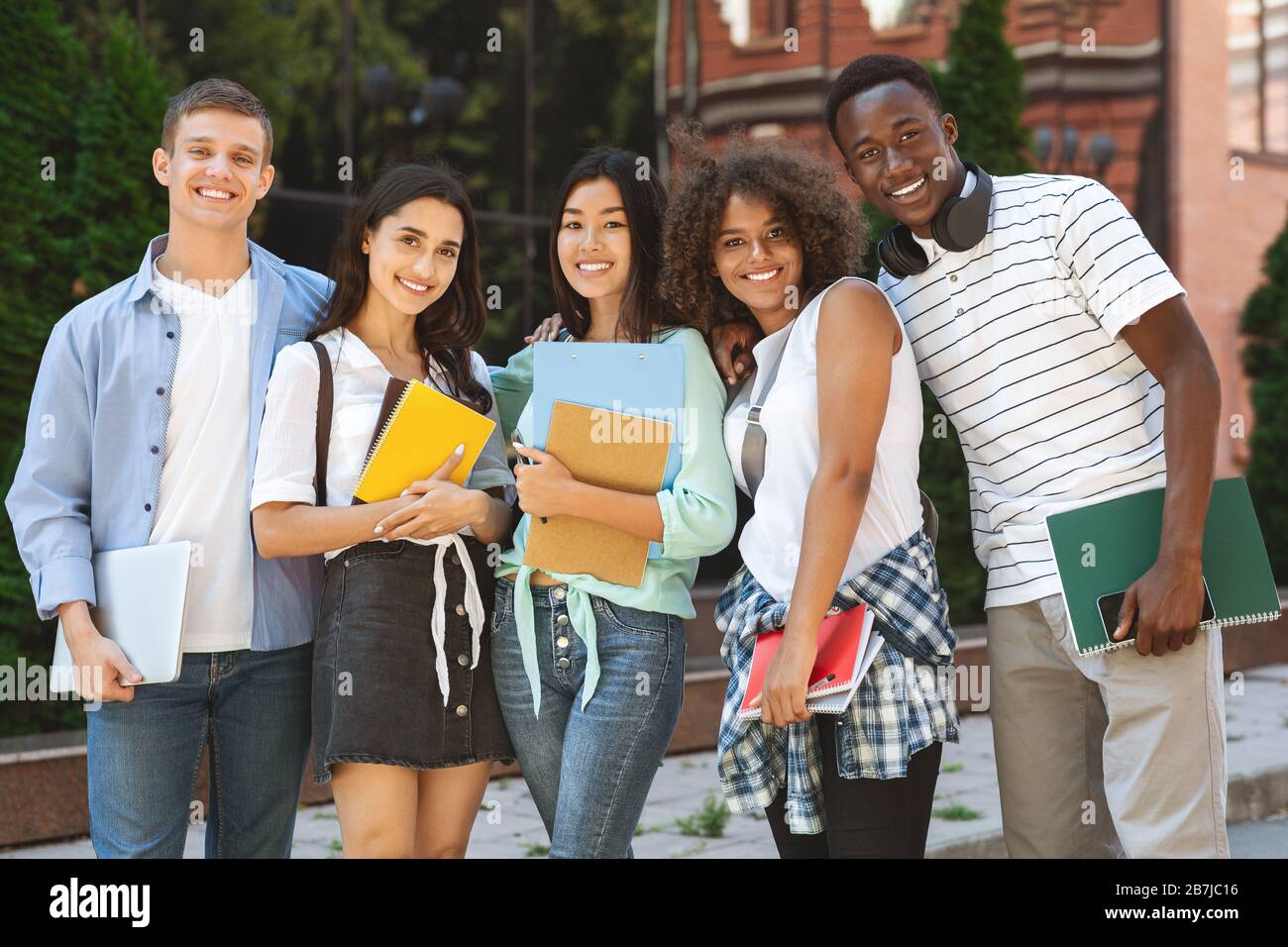 Multicultural college students hi-res stock photography and images - Alamy