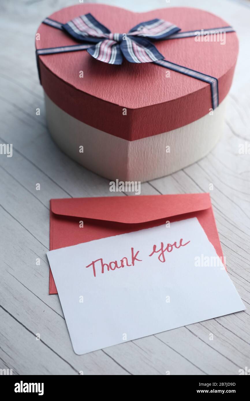 thank you letter with gift box on table Stock Photo - Alamy