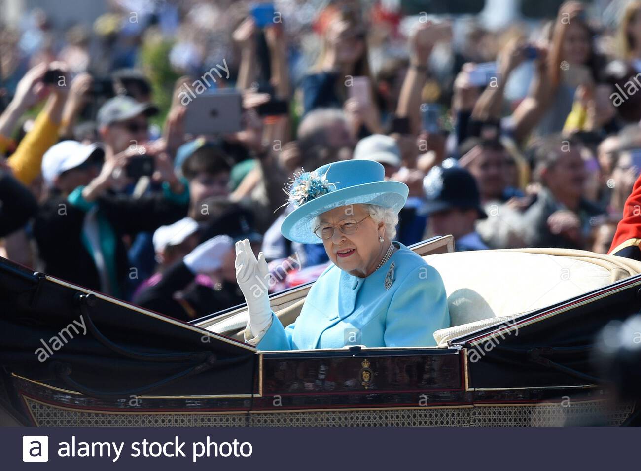 Queen Elizabeth Ii Waving Stock Photos & Queen Elizabeth Ii Waving ...