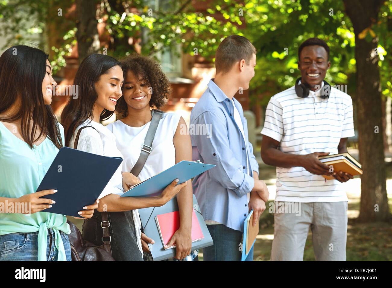 Interracial friendship boys hi-res stock photography and images - Alamy