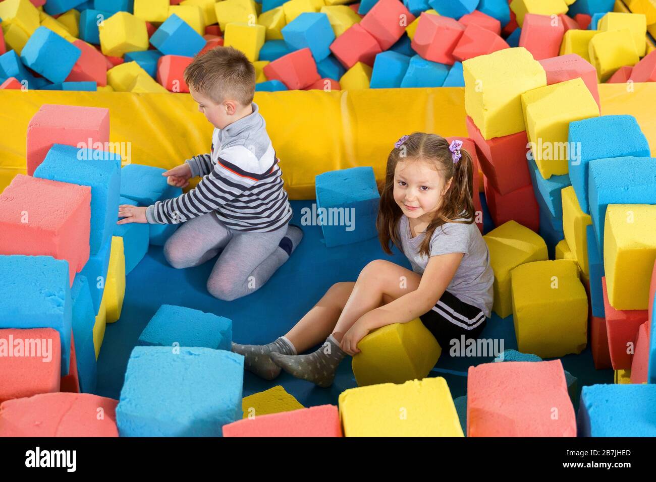 Child climb cube hi-res stock photography and images - Alamy