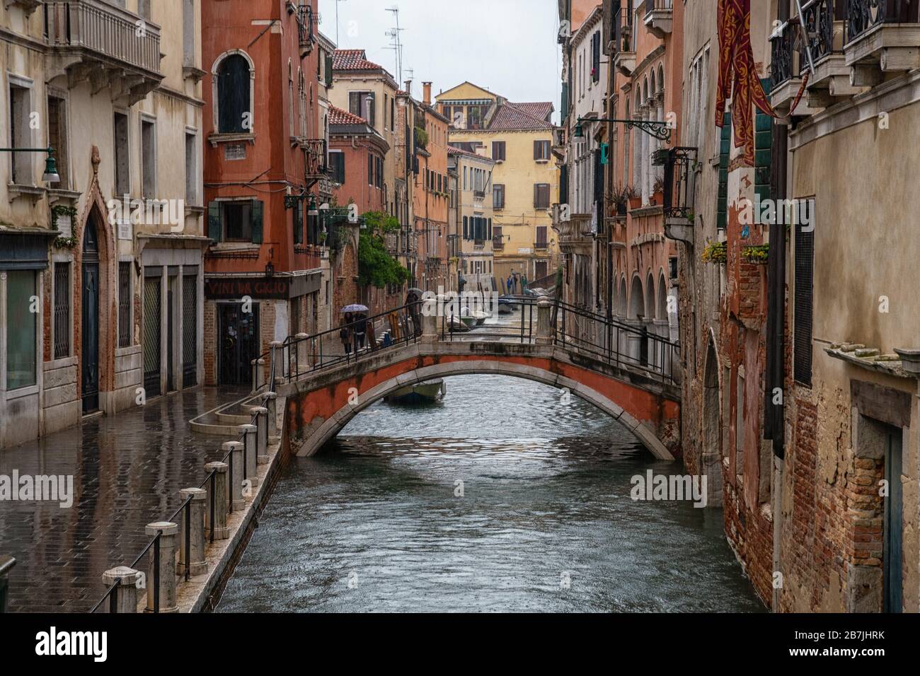 Bridge over canal buildings architecture hi-res stock photography and ...