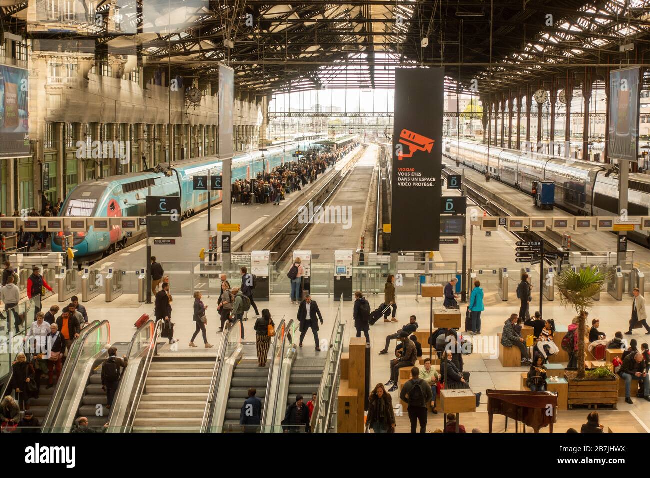 Metro rer buses hi-res stock photography and images - Alamy