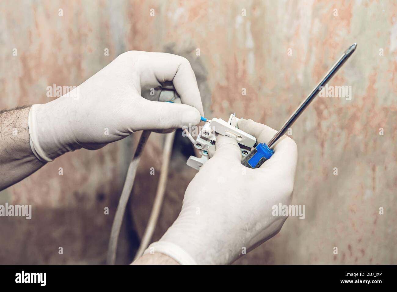 Electrical installation of the socket. Authentic renovation in your own ...