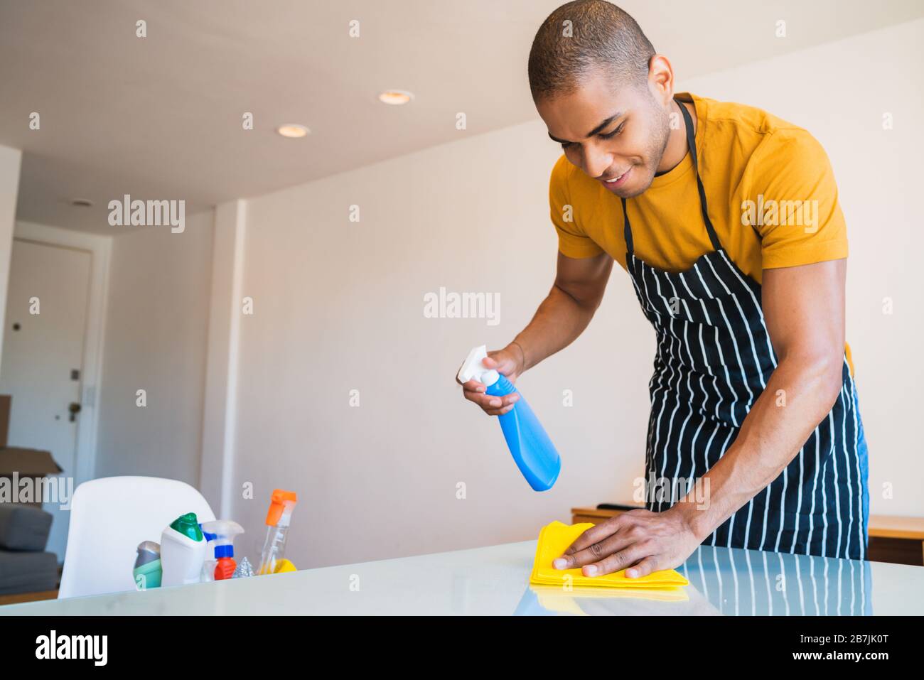 Clear off table hi-res stock photography and images - Alamy