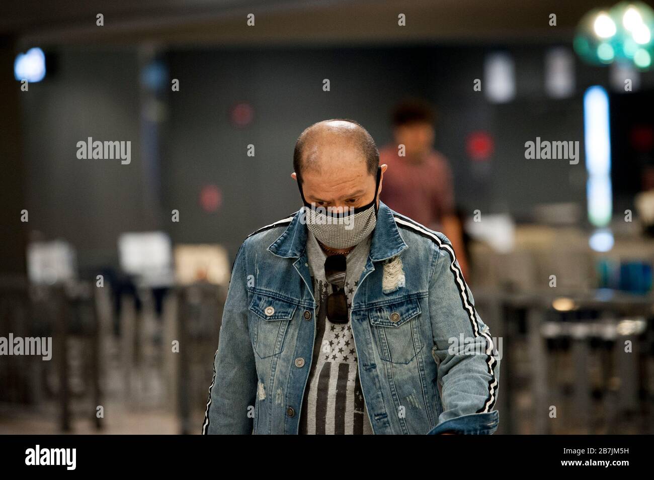 Dubai people mask hi-res stock photography and images - Alamy